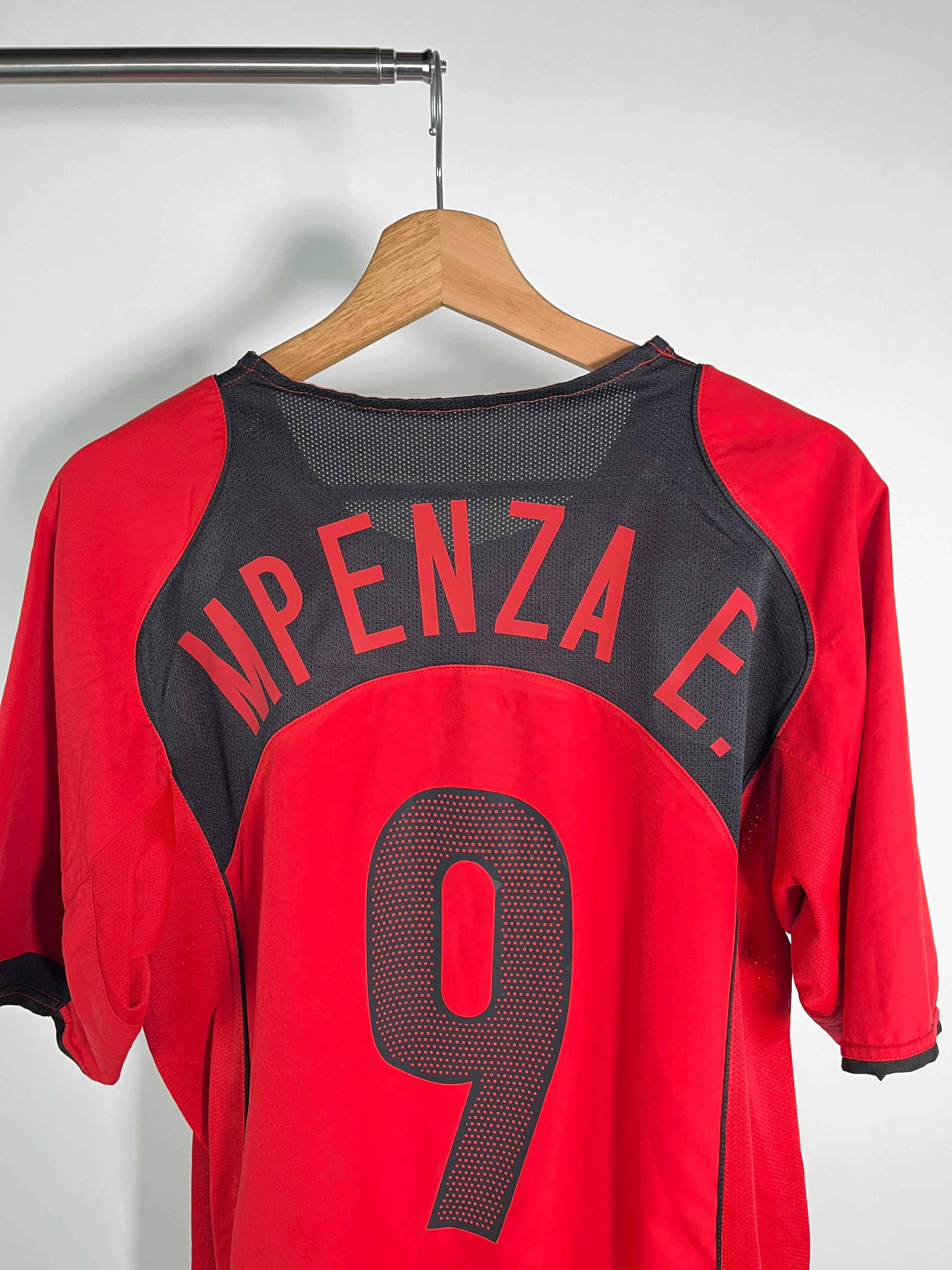 Jersey Belgica Local 2004 2006 Émile Mpenza (L) – El jugador número 12